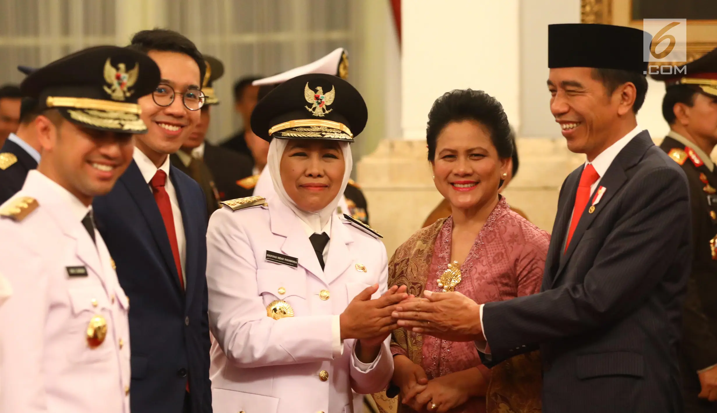 FOTO: Sah, Khofifah-Emil Jabat Gubernur dan Wakil Gubernur Jatim - Foto Liputan6.com