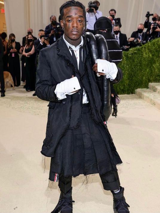 6 Gaya Seleb Pria Pakai Dress di Met Gala 2021 - Photo Fimela.com