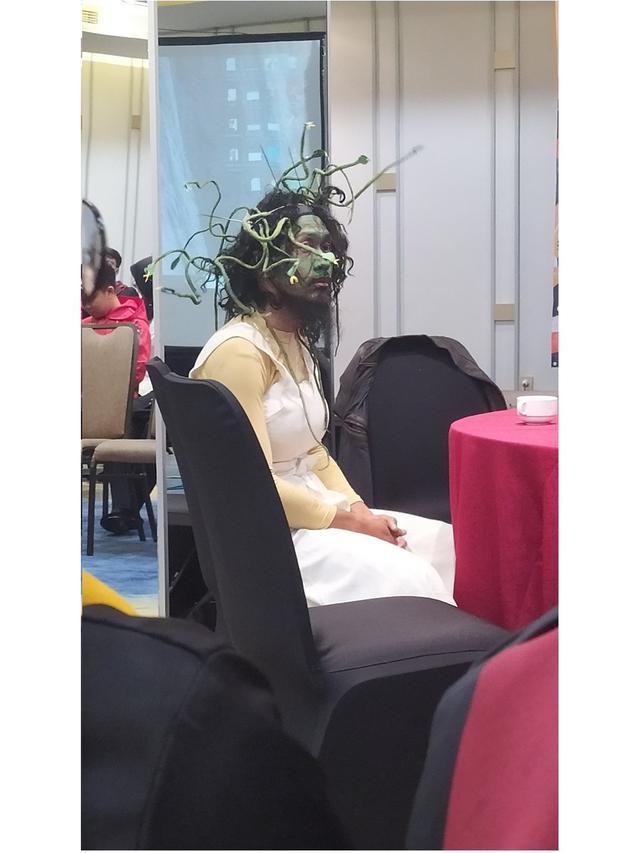 6 Potret Kostum Cosplay Dosen saat Yudisium Ini Unik, Menghibur ...