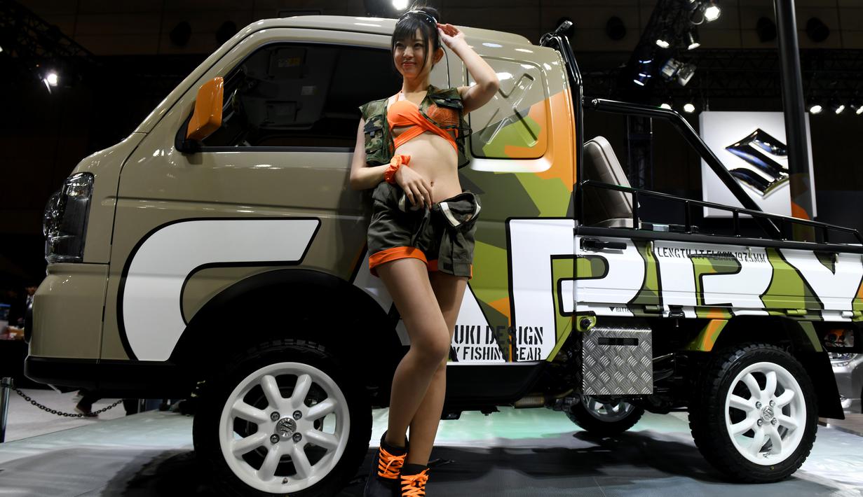 FOTO: Aksi Model Seksi Panaskan Pameran Modifikasi Mobil Terbesar di ...