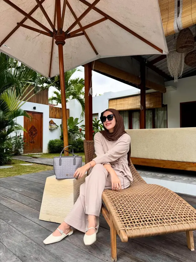 Gaya Adelia Istri Pasha Pakai Hijab Meleyot, Intip Padu Padannya yang ...