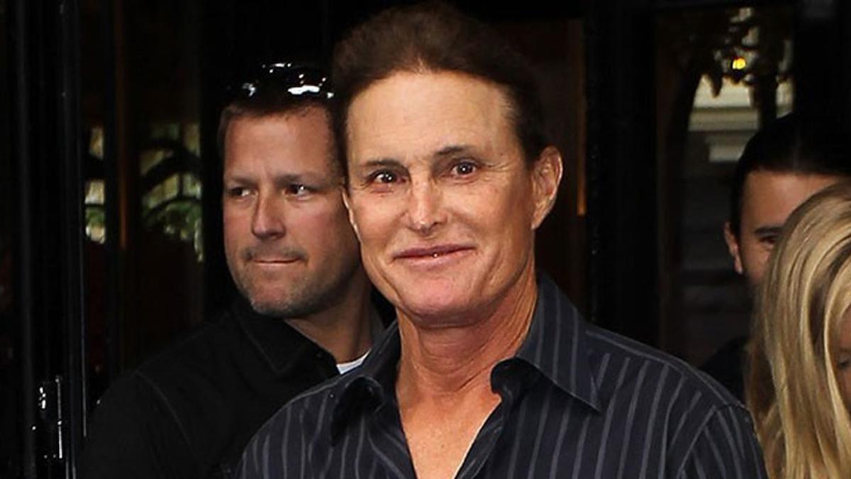 Begini Saat Bruce Jenner Pakai Busana Wanita di Rumahnya - ShowBiz ...