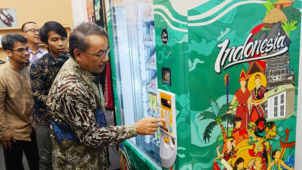 Pertama di Dunia, Indonesia Luncurkan Halal Vending Machine di Jepang ...