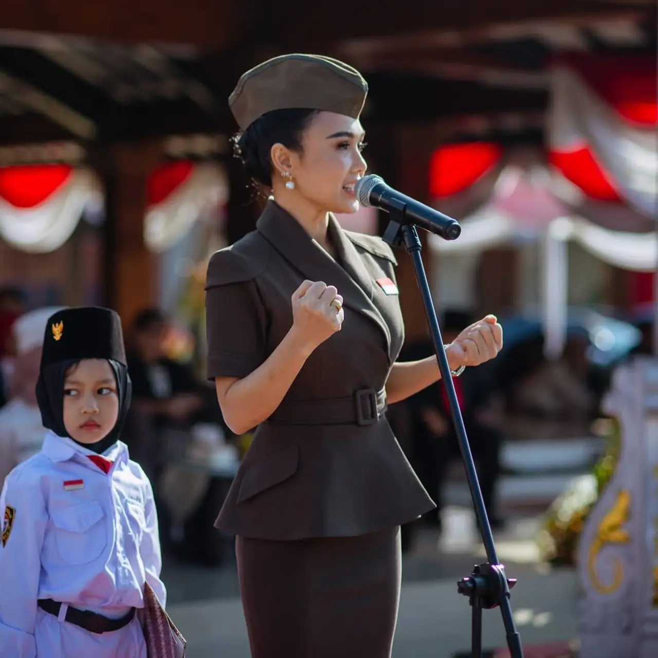 7 Potret Yuni Shara Jadi Pembina Upacara HUT ke-80 RI di PAUD Miliknya ...