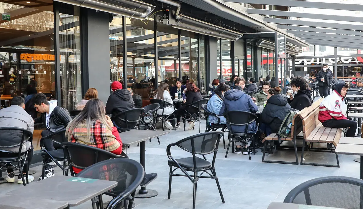 FOTO: Warga Turki Kembali Bisa Menikmati Makan di Restoran - Foto ...