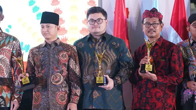 Bupati Kediri Mas Dhito Terima Penghargaan Pembina Koperasi Andalan dari Dekopin - News Liputan6.com