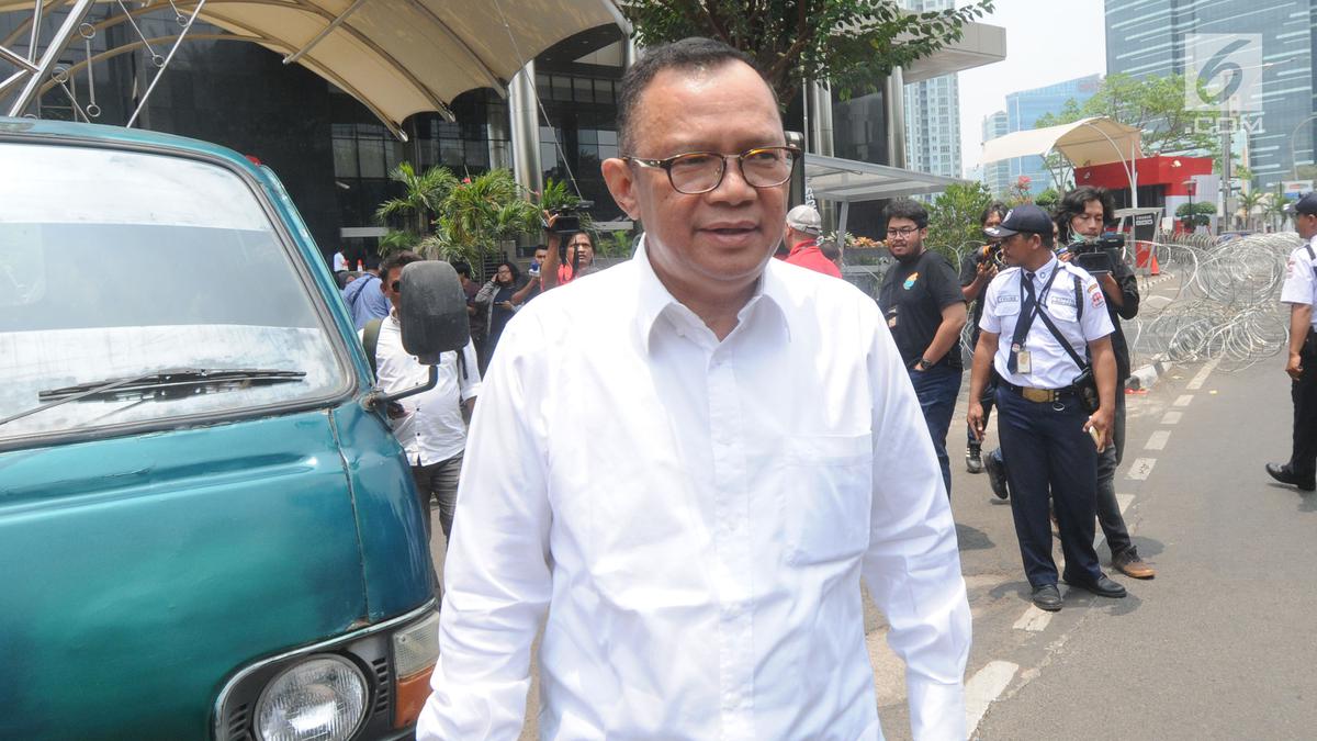 FOTO: Ekspresi Mantan Sesmenpora Alfitra Salamm Usai Diperiksa KPK ...