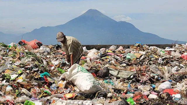 Cerita Akhir Pekan: PR Besar Pengumpulan Sampah Kemasan - Lifestyle ...