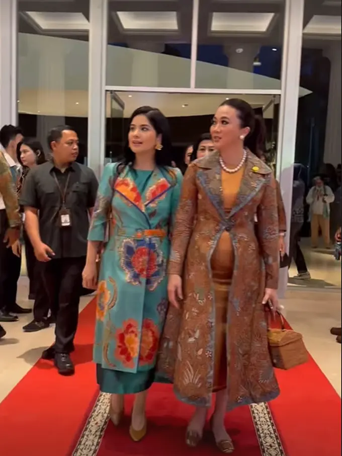 Gaya Kembar Istri Menteri Annisa Pohan dan Ayu Heni Rosan di Reopening Museum Nasional Indonesia ...
