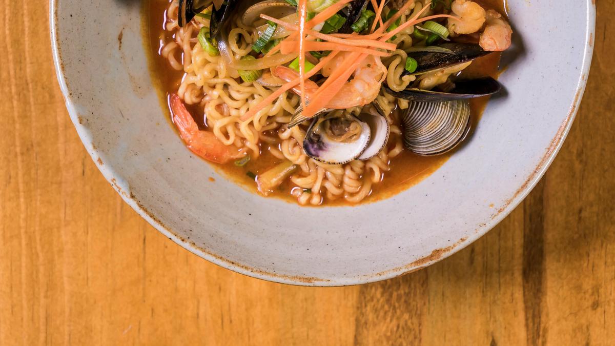 Cara Mudah Membuat Ramyeon Seafood di Rumah