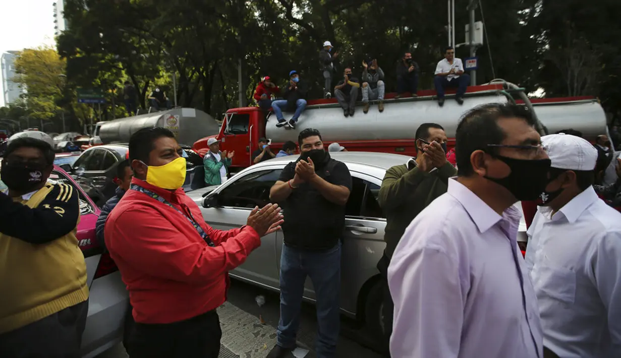 FOTO: Tuntut Perubahan Peraturan, Sopir Taksi di Meksiko Blokir Jalan ...