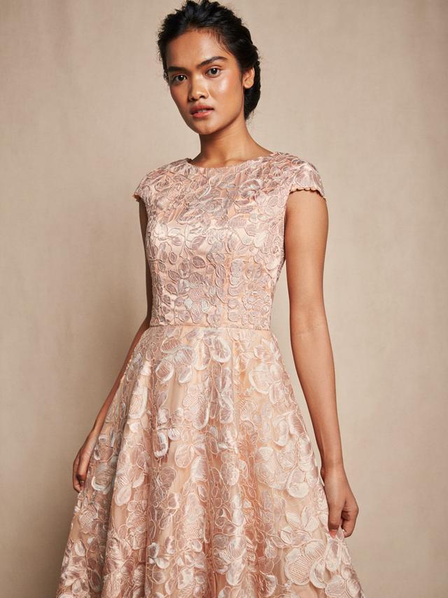 15 Model Dress Brokat Terbaru untuk Tampil Menawan di 2025, Modis - Hot Liputan6.com