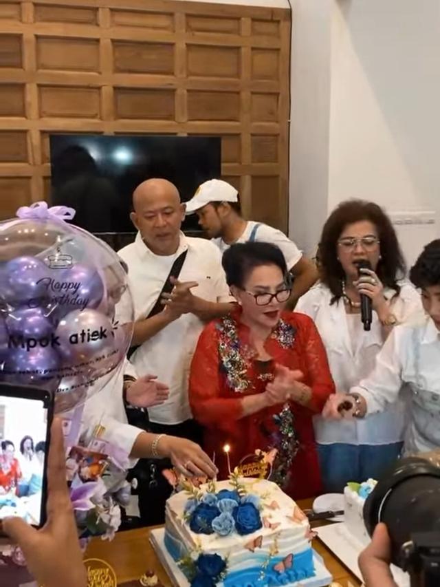 7 Potret Terbaru Mpok Atiek Genap Usia 69 Tahun, Tampil Bak Ratu di ...