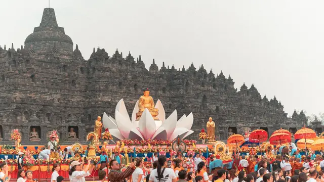 Kunjungan ke Candi Borobudur Selama Waisak 2024 Meningkat 63 Persen dari Tahun Lalu - Lifestyle ...