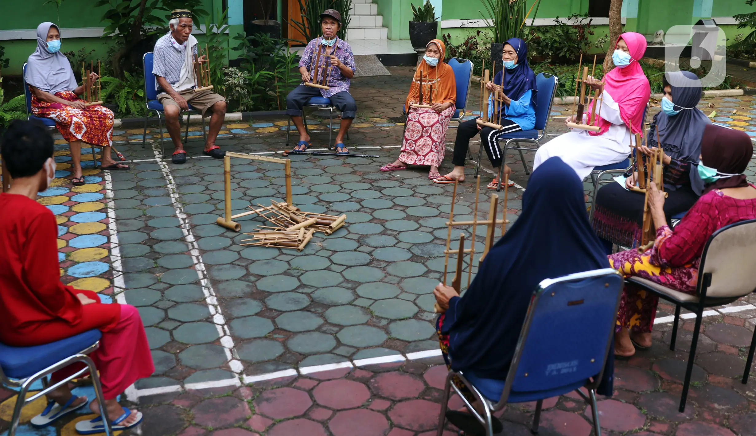 FOTO: Aktivitas Lansia Mengisi Waktu Sambil Berlatih - Foto Liputan6.com