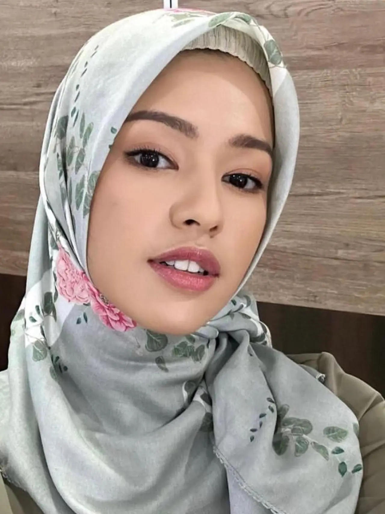 3 Potret Susan Sameh Tampil Cantik dengan Hijab, Bikin Pangling