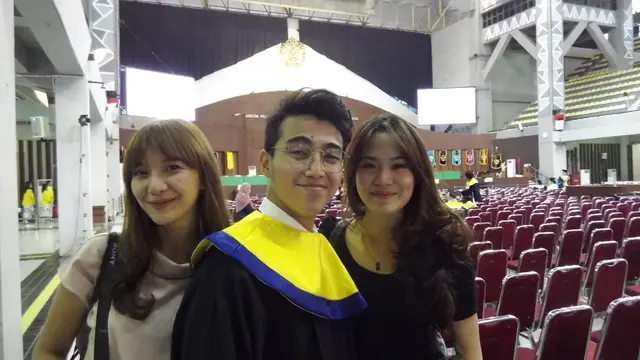Vadi Akbar Wisuda Didampingi Pacar - ShowBiz Liputan6.com