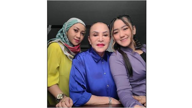 6 Potret Penampilan Terbaru Mpok Atiek Pasca 21 Kali Operasi ...