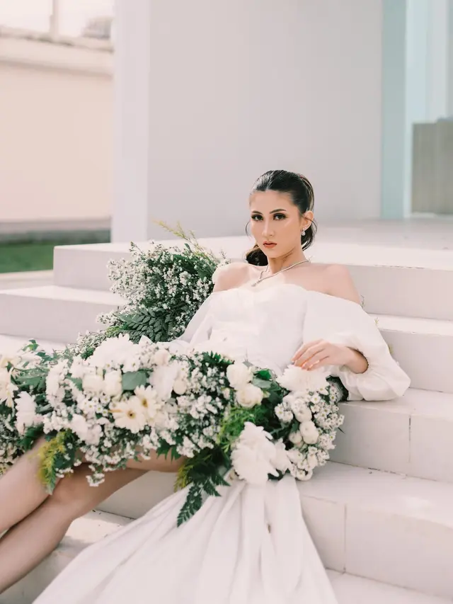 7 Pemotretan Celia Thomas dengan Dress Bernuansa Putih Ini Tampil ...