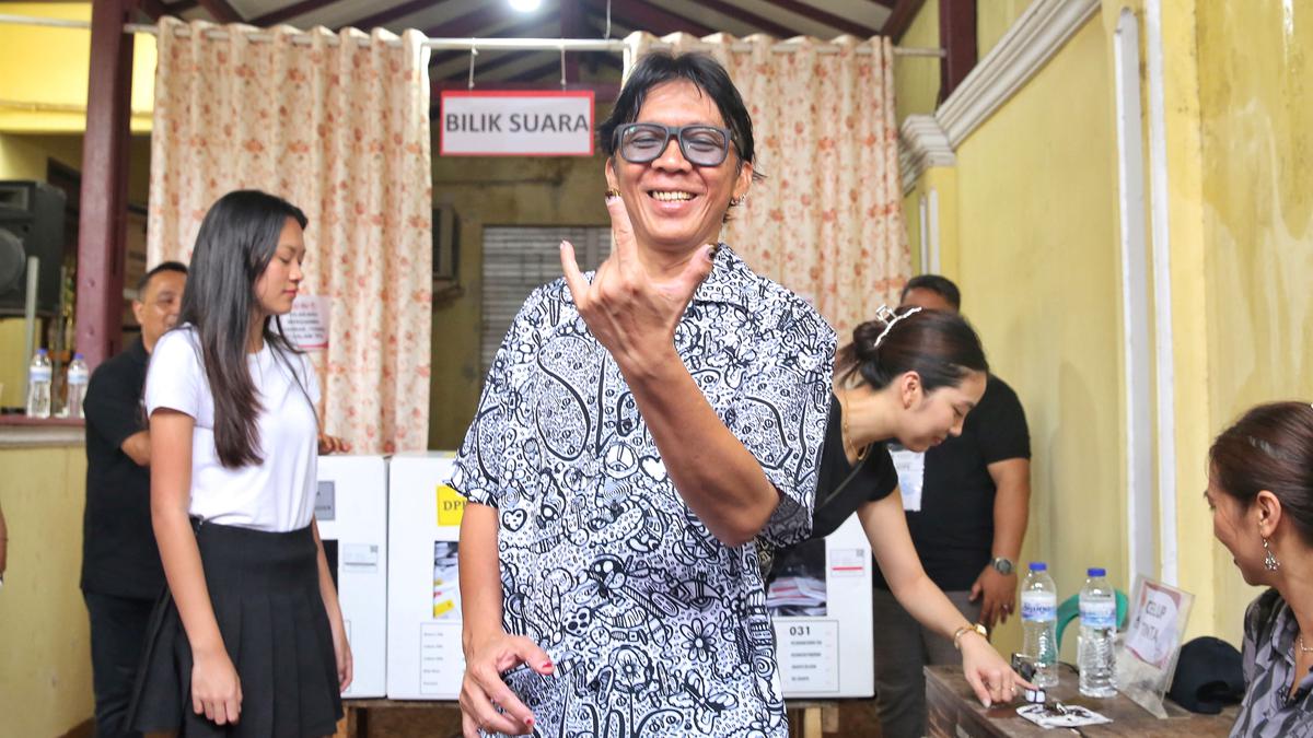 8 Potret Istri dan Anak Bimbim Slank yang Seperti Kakak Beradik saat Nyoblos di TPS ...