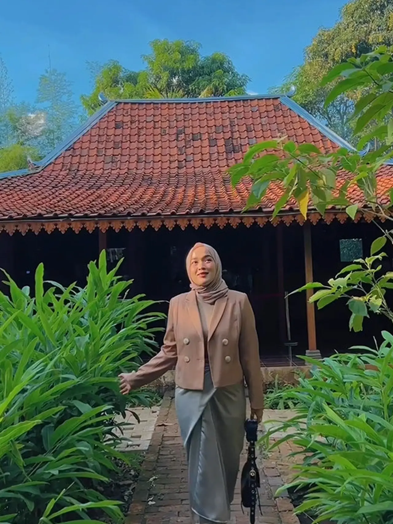 7 OOTD Tampil Anggun Pakai Hijab, Sontek gaya Ririe Fairus Ini ...