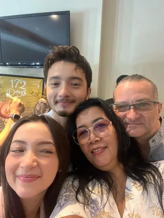 Potret Bryan Domani dan Keluarga di Gala Premiere 172 Days, Selalu ...