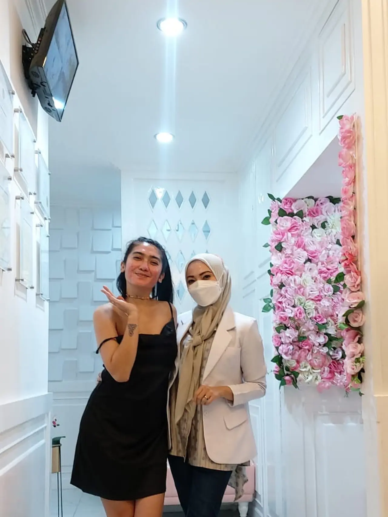 Revi Mariska Rutin Datangi Klinik Kecantikan Demi Tampil Glowing - ShowBiz Liputan6.com