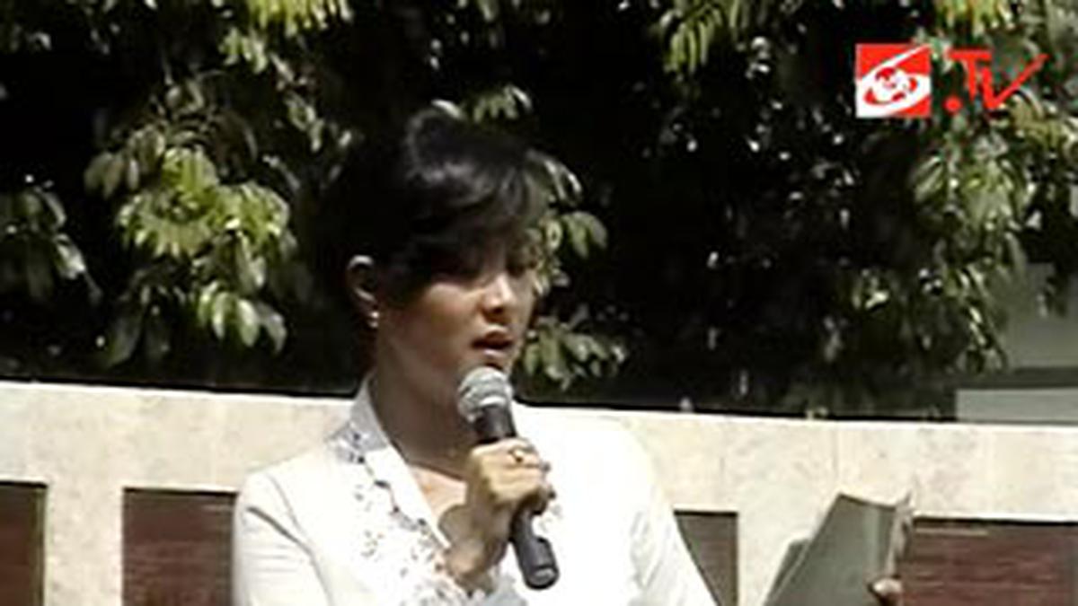 Marcella Baca Puisi di Museum Peta - ShowBiz Liputan6.com