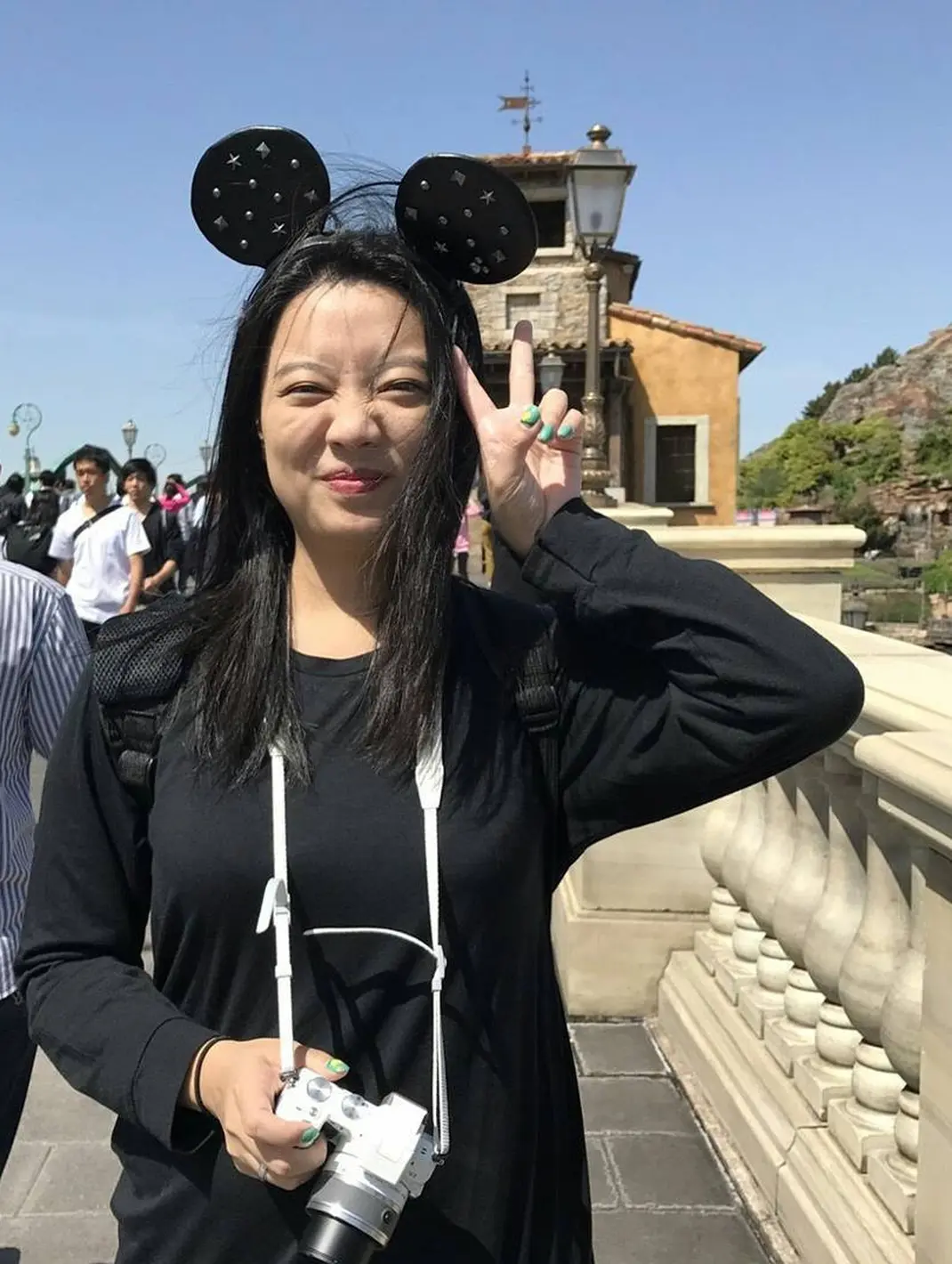 Penampilan Sederhana dan Simple Leony Si Mantan Penyanyi Cilik