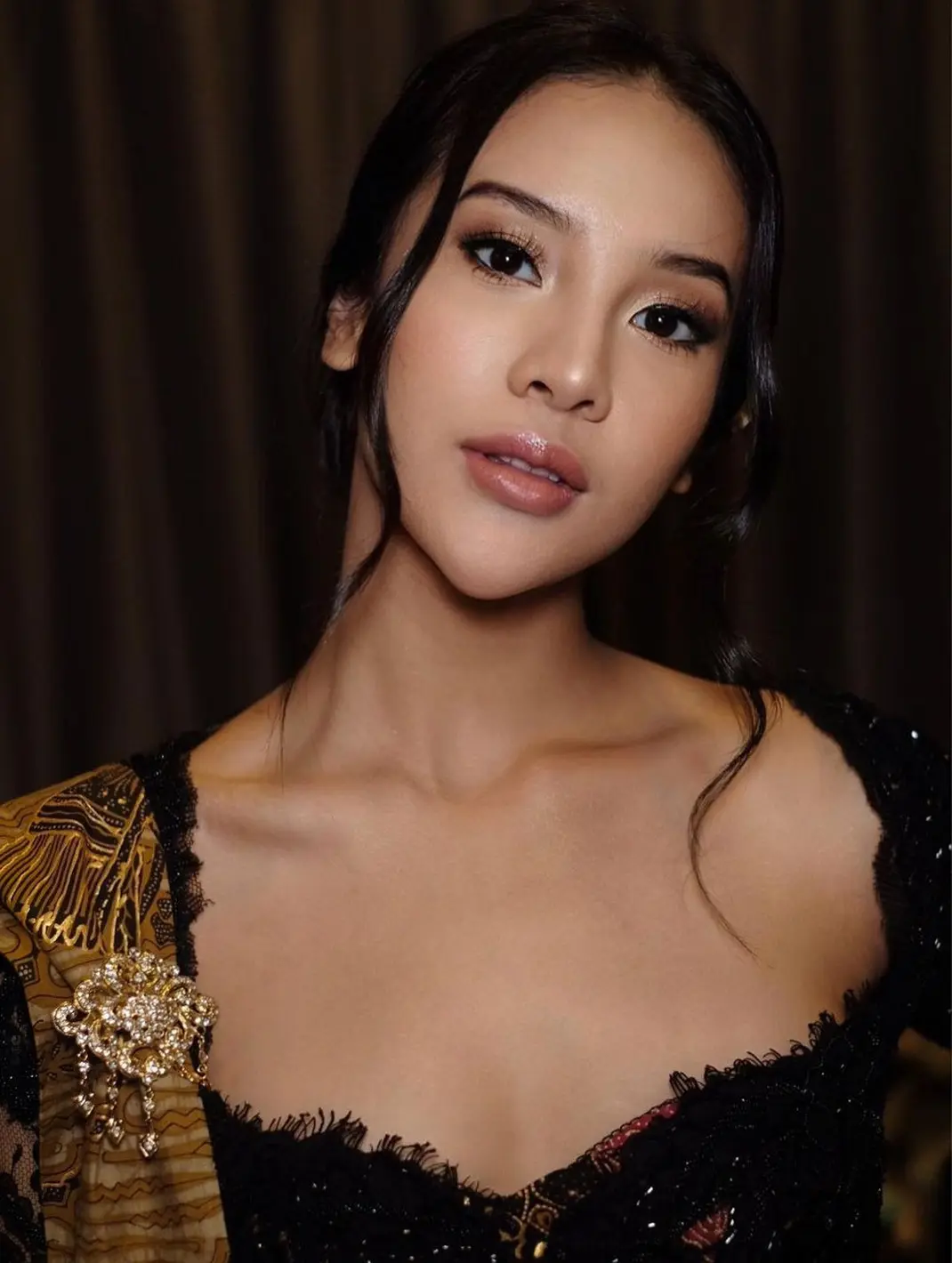6 Pesona Anya Geraldine Pakai Kebaya Hitam Anne Avantie bak Puteri ...