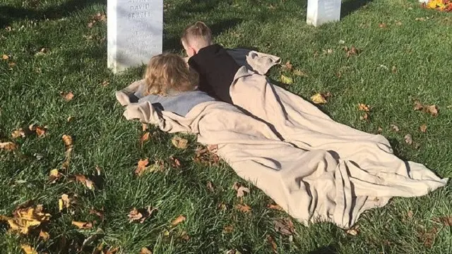 Mengharukan, 2 Bocah Ini Tidur di Atas Makam Ayah - Global Liputan6.com