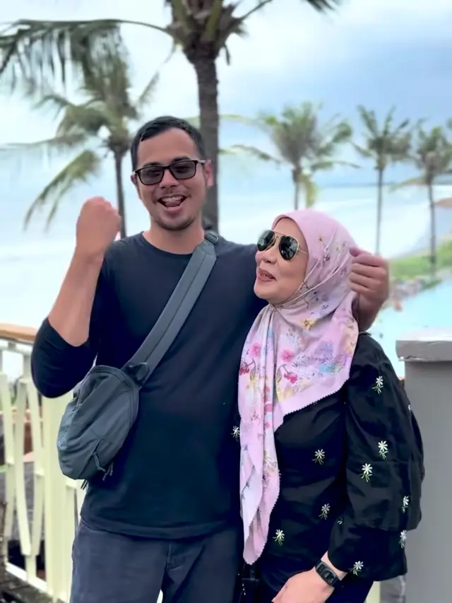 6 Potret Dewi Yull dan Keempat Anaknya, Foto Bareng Anak Pertama Penuh ...