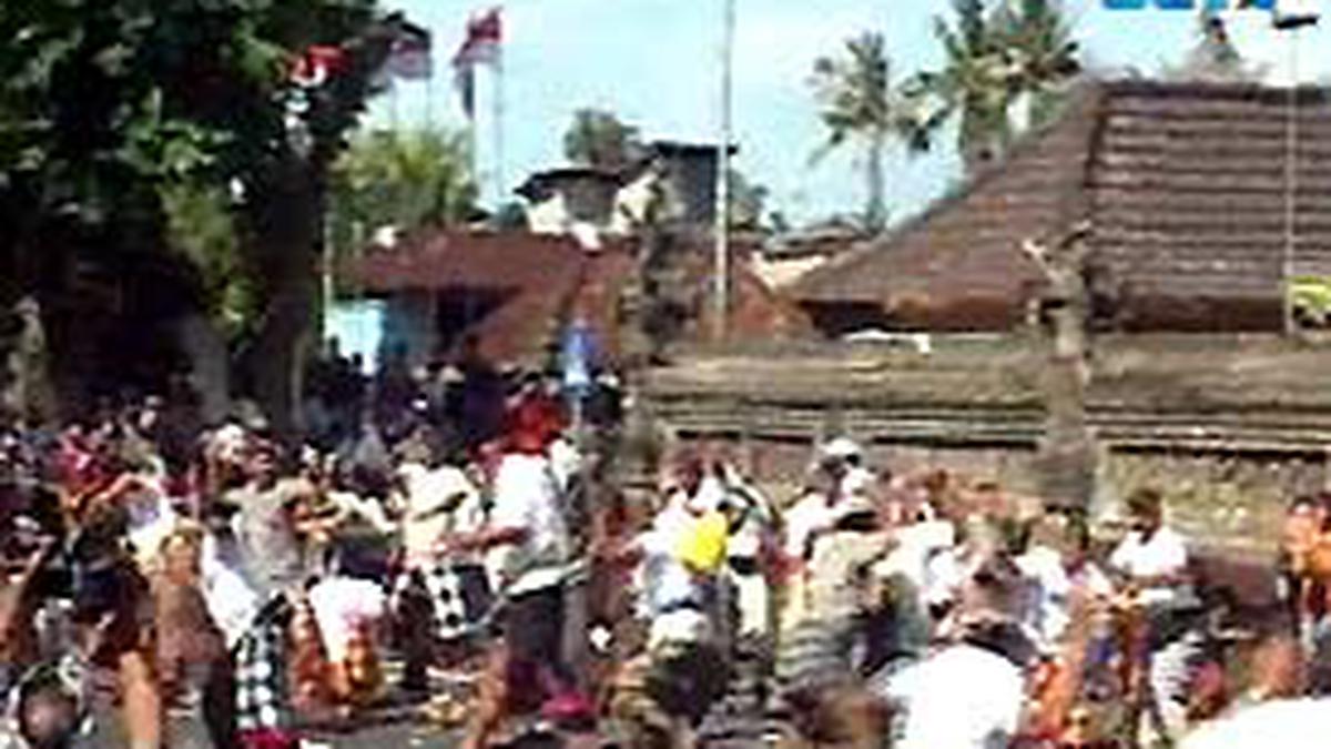 Perang Tipat Bantal, Ungkapan Syukur Warga Bali - News Liputan6.com