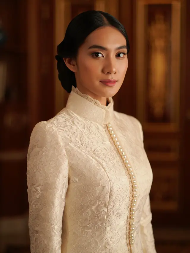 11 Inspirasi Model Baju Brokat Terusan untuk Usia 30-an, Menawan di ...