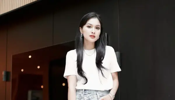 Saturn 2050 Karya Damar Abhikrisna Putra Produser Vera Lasut Hadir di Pameran Lukisan Anak ...