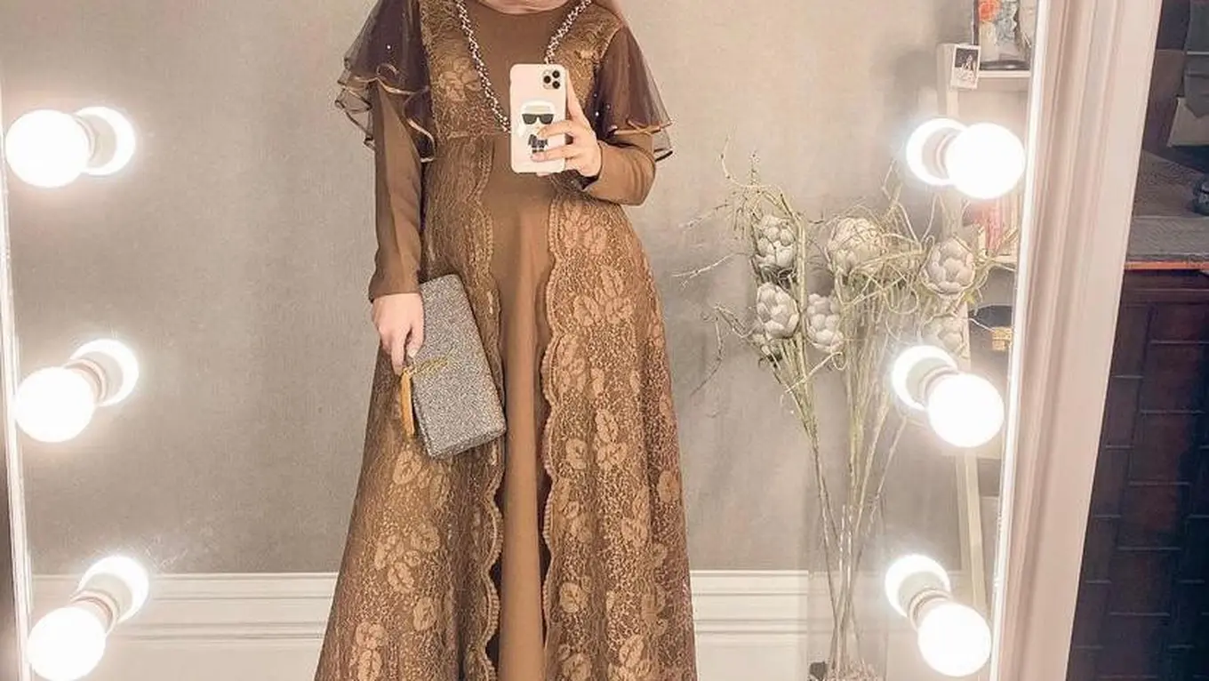 Tren Gamis Terbaru untuk Lebaran 2025: Brokat, Polos, dan Kombinasi ...