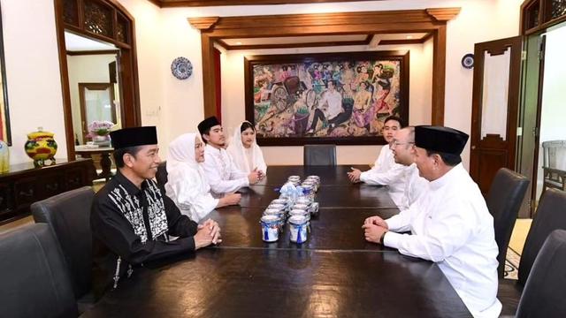 6 Potret Prabowo Silaturahmi Lebaran Idul Fitri 2023 ke Rumah Jokowi di Solo, Kaesang Pangarep ...