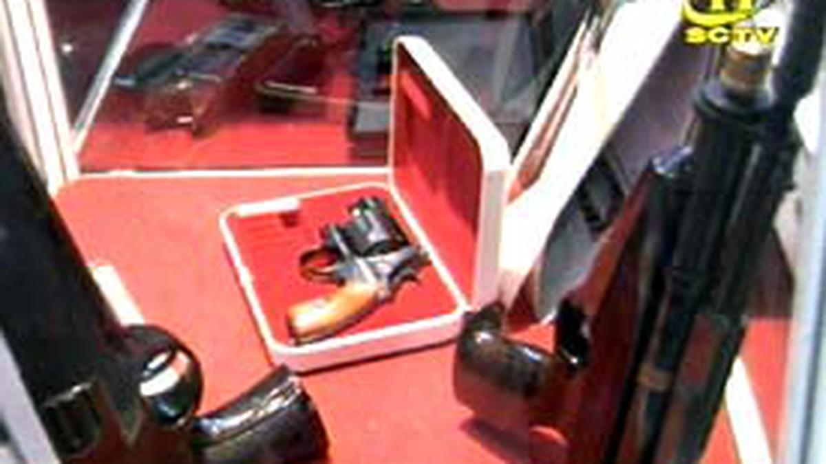 Masyarakat Tetap Meminati Senjata Api - News Liputan6.com