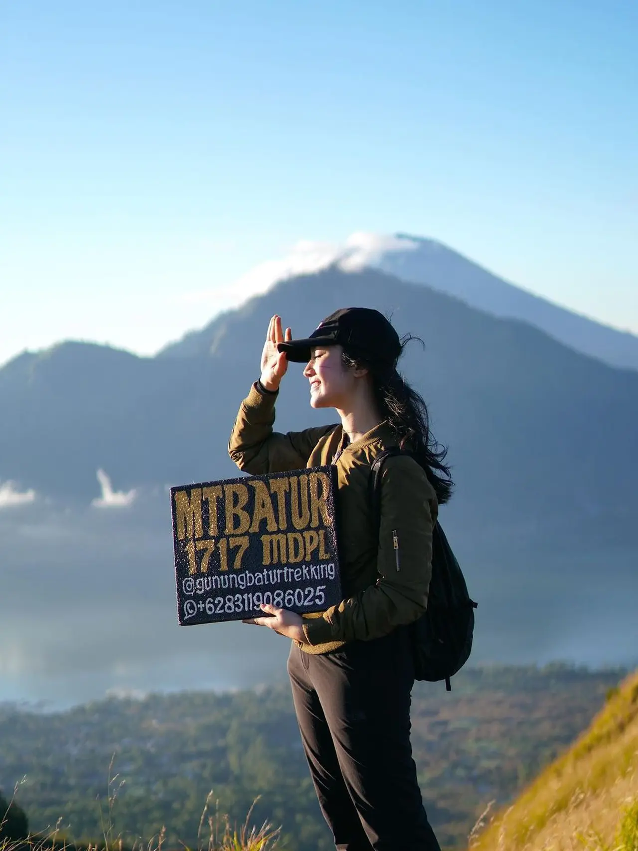 6 Potret Feby Rastanty di Puncak Gunung Batur, Rayakan dengan Makan Mi ...
