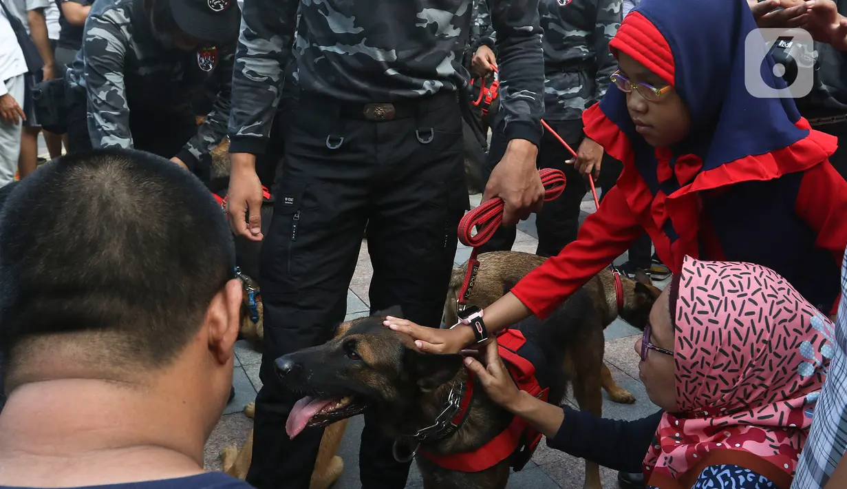 FOTO: Aksi Detasemen K9 Gelar Simulasi Proteksi di HI - Foto Liputan6.com