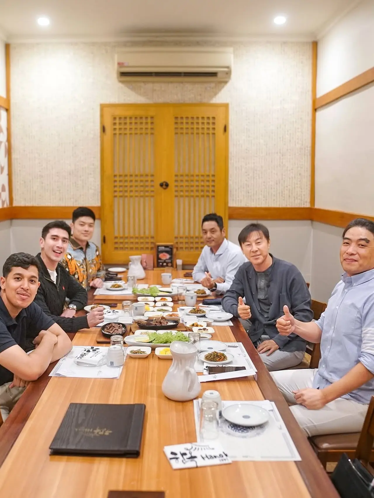 7 Potret Shin Tae-yong Dinner Bareng Verrell Bramasta, Ngobrol Hal ...