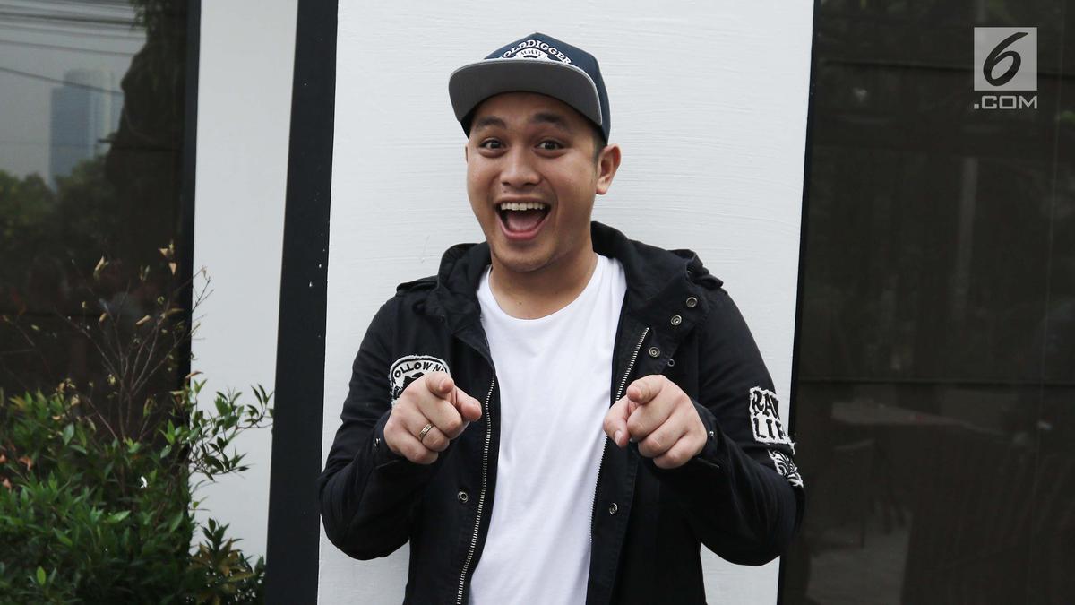 Ingin Anak Kembar, Gilang Dirga Berdoa ke Mekah - ShowBiz Liputan6.com