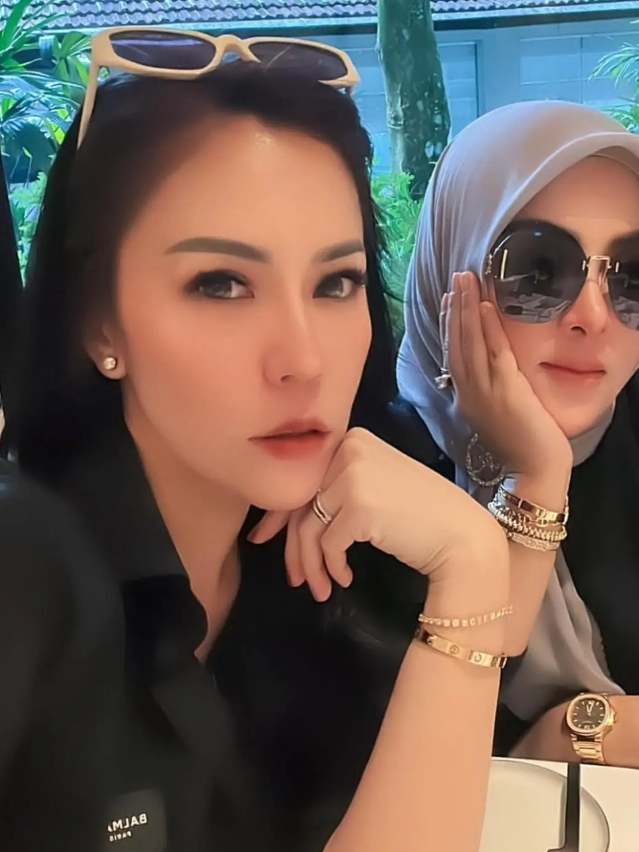 Kembali ke Singapura, Intip 7 Potret Syahrini dalam Balutan Baju Hitam - Entertainment Fimela.com