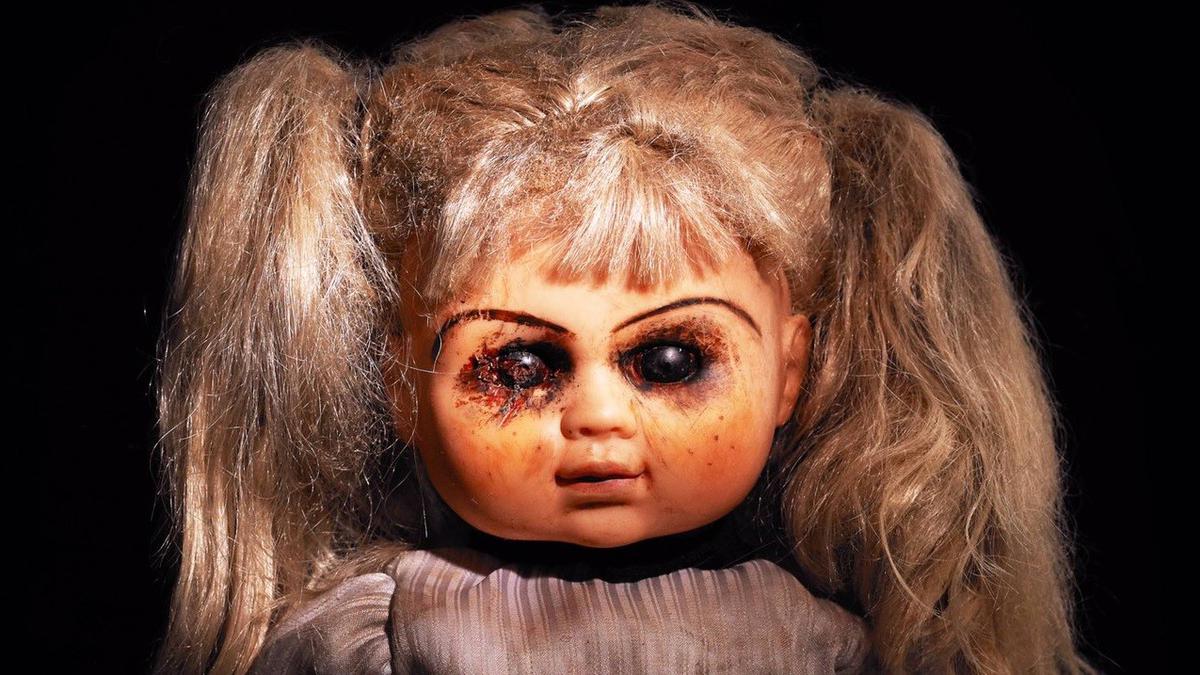 Boneka Horor The Doll Gentayangan di Kereta Listrik - ShowBiz Liputan6.com