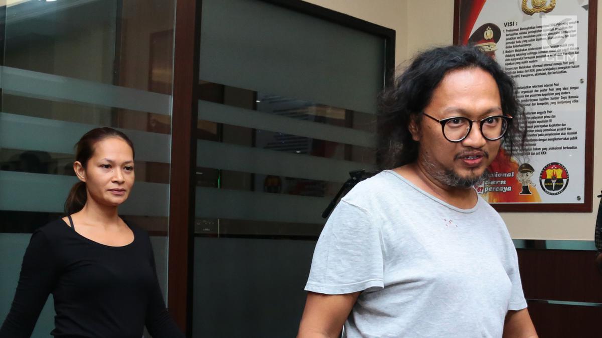 PHOTO: Presenter Arie Dagienkz Bersama Stevie Morley Jenguk Tora Sudiro ...