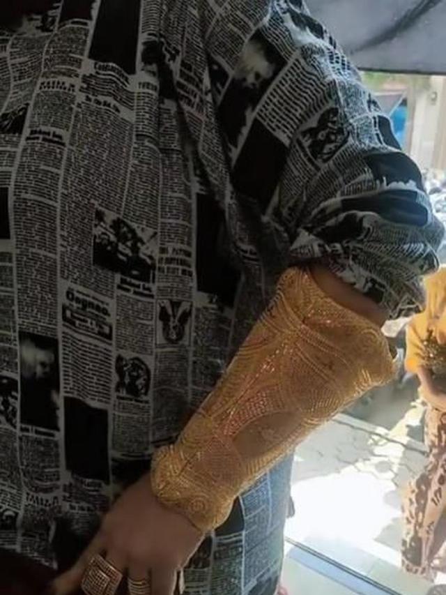 Viral Emak Emak Pakai Gelang Emas Raksasa Bak Sarung Tangan Thanos