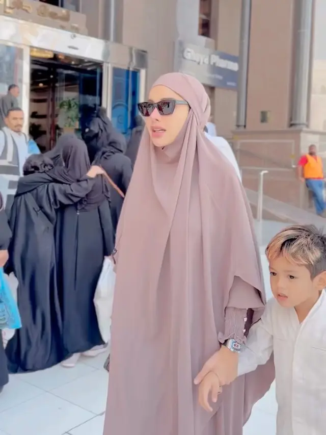 6 Foto Nikita Mirzani Umrah Bareng 2 Putranya, Wakaf 300 Alquran dan Doakan Umat Islam Bisa ke ...