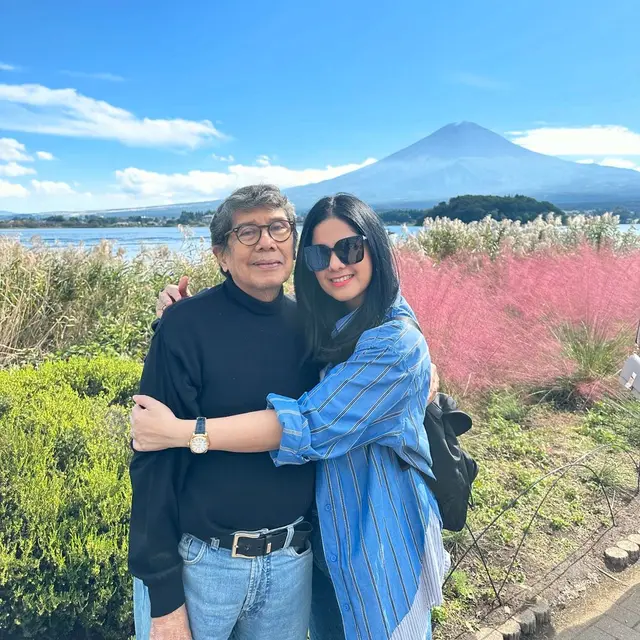6 Potret Kebersamaan Annisa Pohan dan Ayah, Masih Bugar di Usia 79 ...