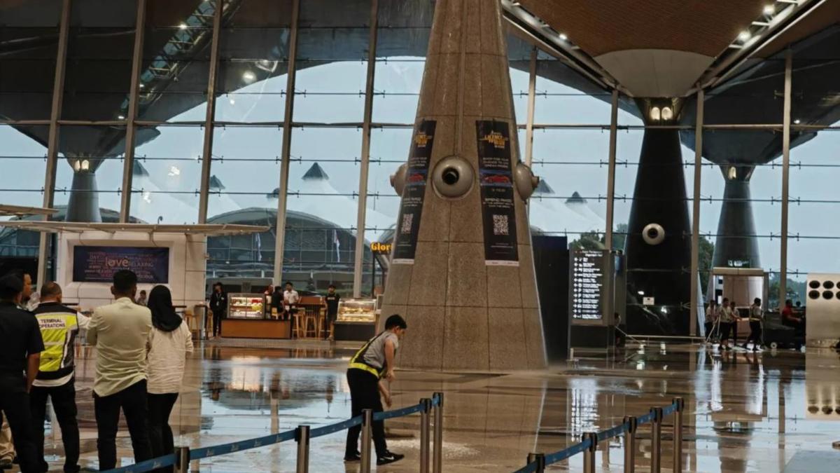 Heboh Atap Bandara Kuala Lumpur Malaysia Bocor di Tengah Badai Petir