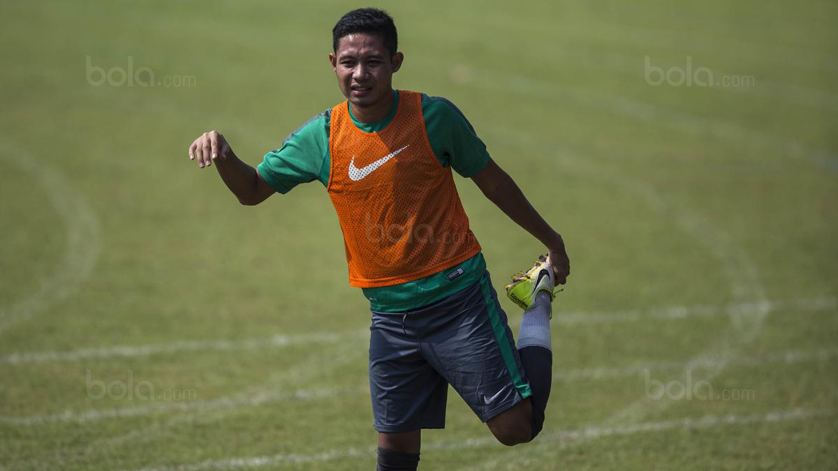 Evan Dimas Cemaskan Ancaman Striker Timnas Thailand U-22 - Bola ...